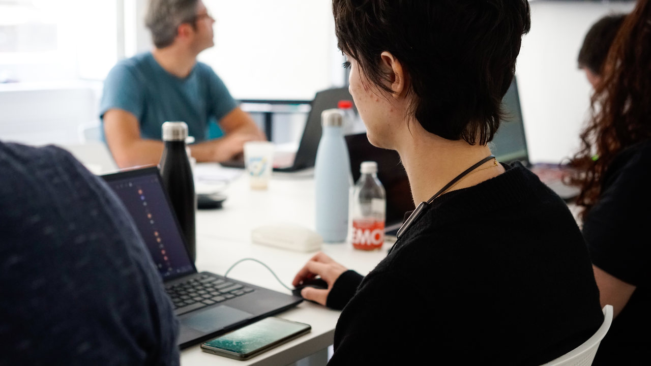 Le métier d'analyste SOC : compétences, formations, salaire